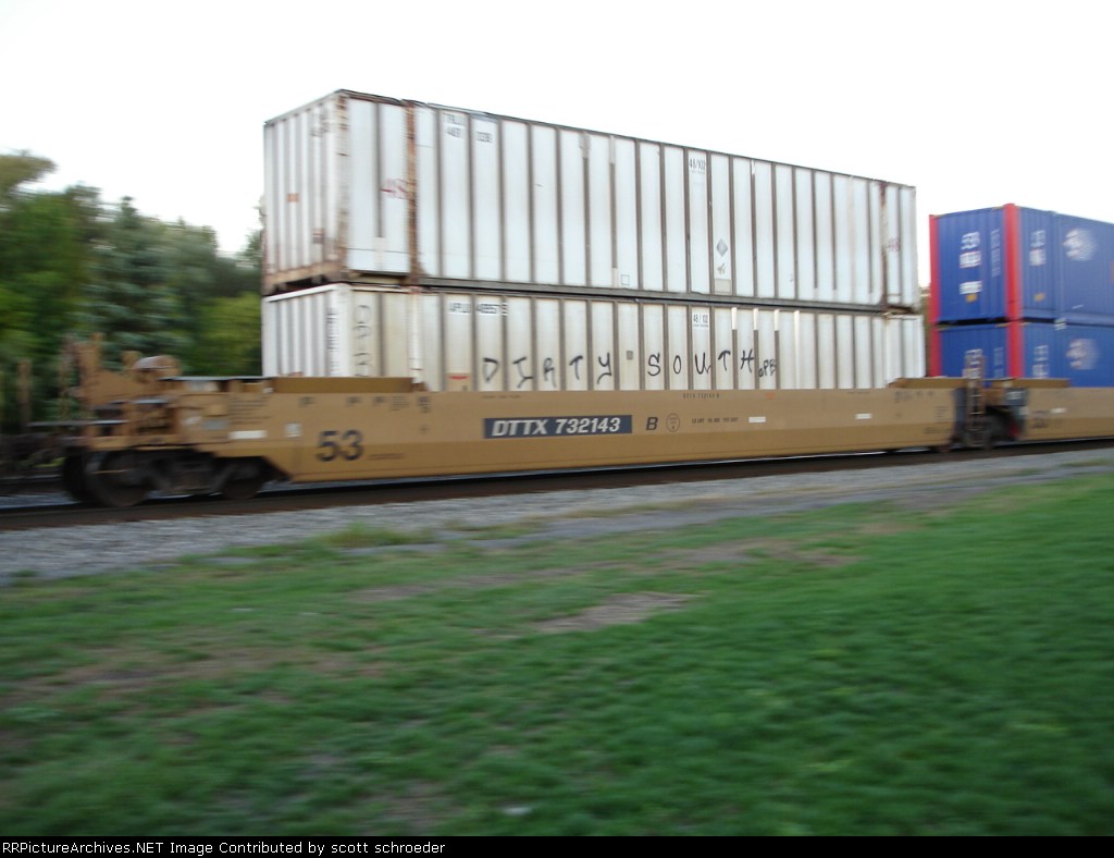 DTTX 732143B Double Stackcar w/ Containers runn'n "DIRTY SOUTH" style EB